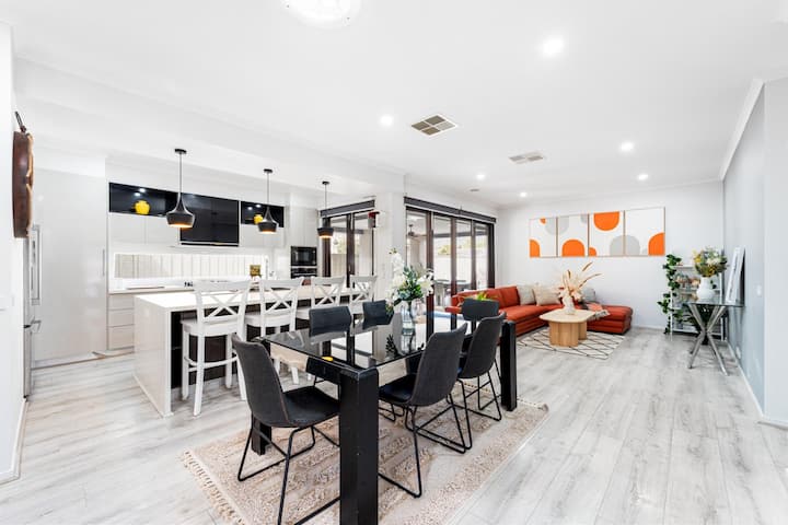 Sanctuary Lakes Family Retreat - Point Cook