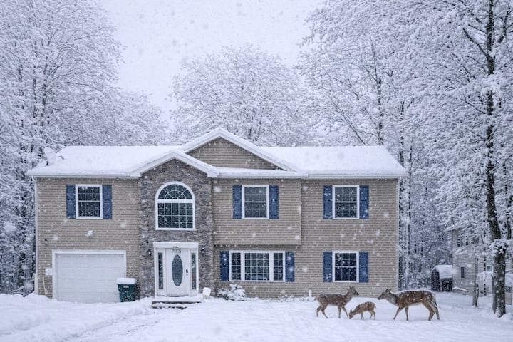 Cozy Boulders Hideaway; Suana; Hot Tub; Fire Pit - Mount Pocono, PA