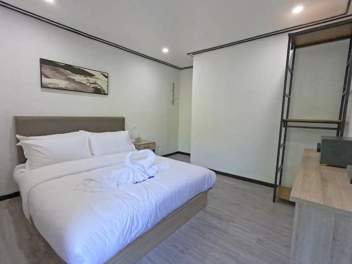 Comfy Queen Room In Coron Town Hotel W/ Pool - Coron