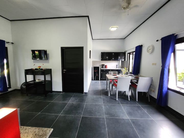 Bugbug Beach Resort : 2br/1,5bath W/ Garden View - Seraya
