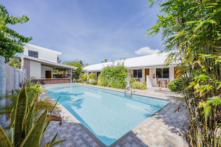 Moalboal Guest Room For 4 With Pool — 2 Queen Beds - Moalboal