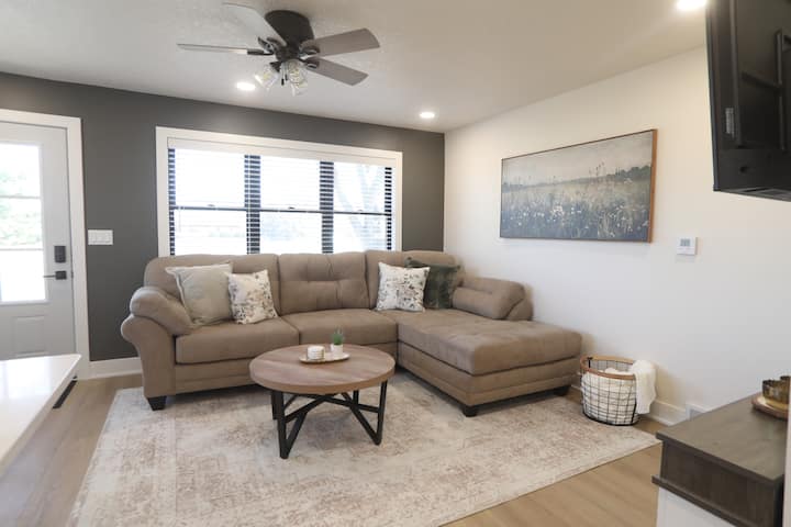 Cozy Modern Retreat | Steps From Yellow Banks Park - Carlisle, IA