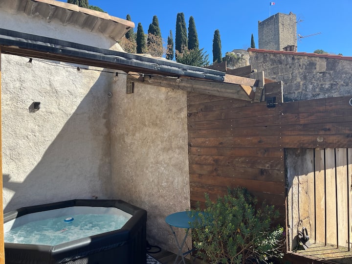 Appartement Avec Terrasse, Jacuzzi Et Vue Château - Sommières