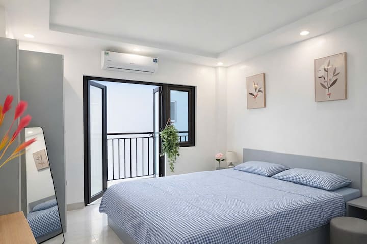 Calm Studio Near West Lake | Balcony & Wifi - Hanoi