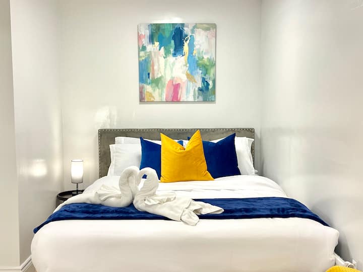 The Scholar’s Suite: Modern Comfort Near Western U - London