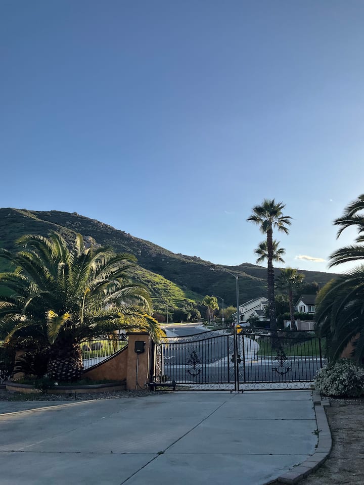 The Hillside Views Guesthouse - Riverside, CA