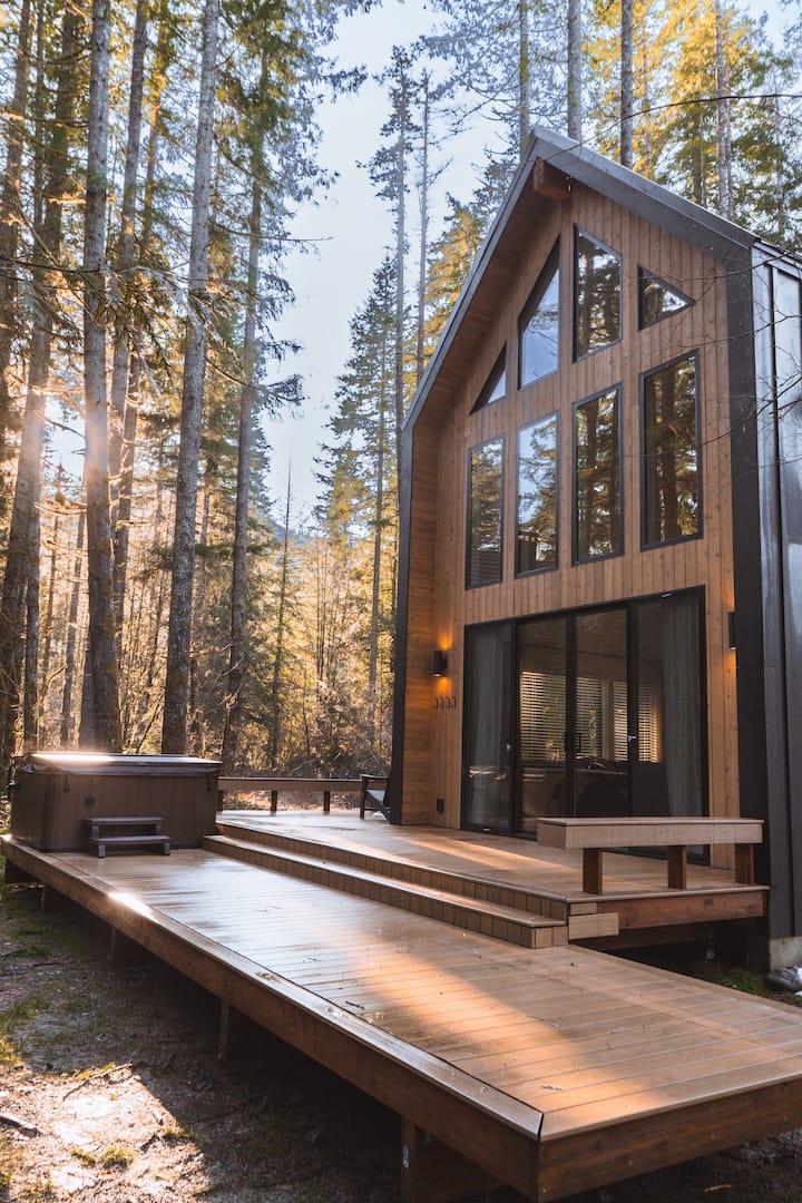 Modern Cabin W/ Hot Tub Near Stevens Pass - Skykomish, WA
