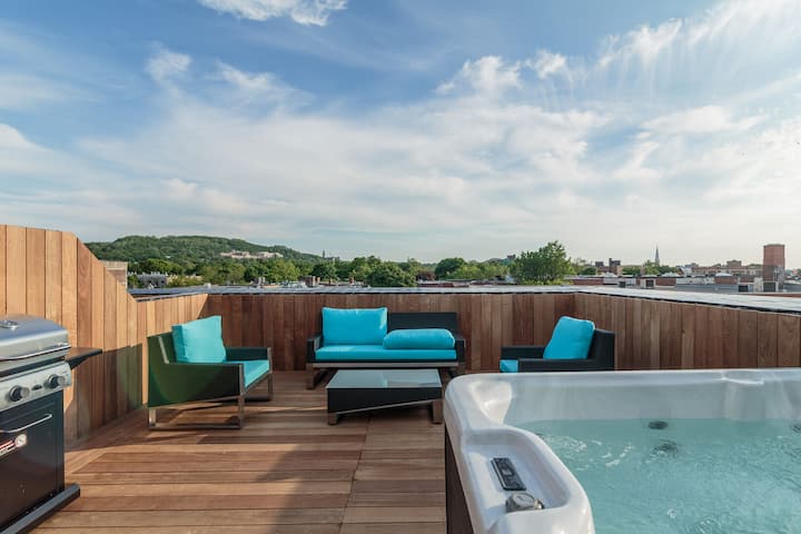 Gorgeous Duplex With Private Hot Tub - Laval