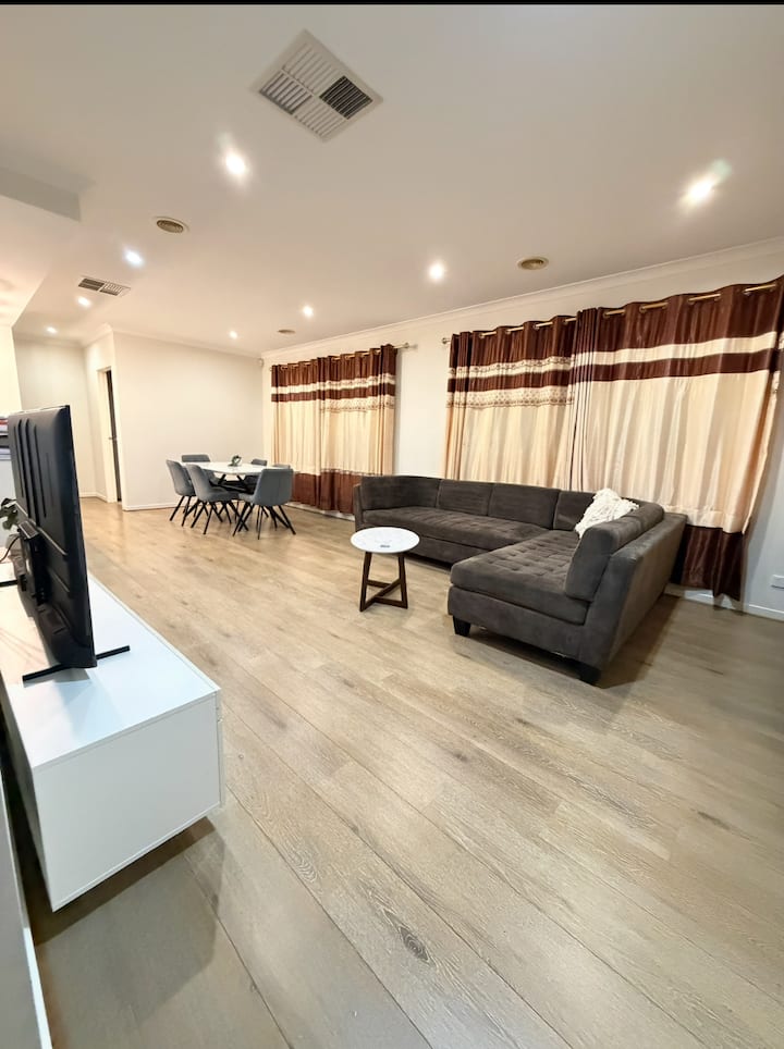 Spacious Family Home - Melton