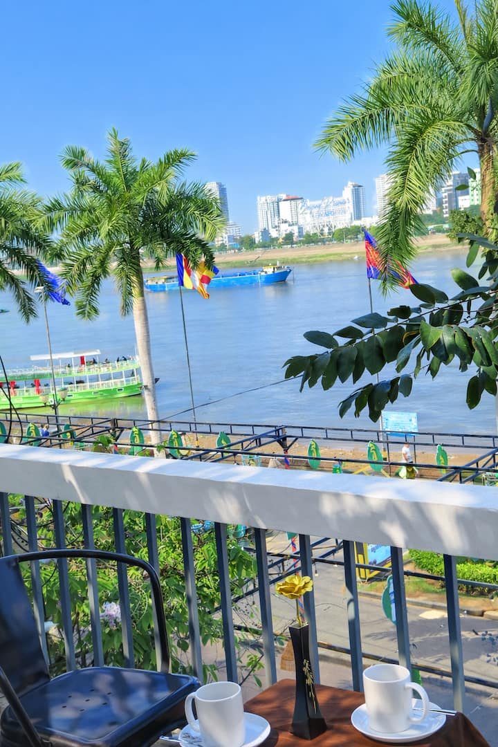 Spacious Apartment With River View - Phnom Penh