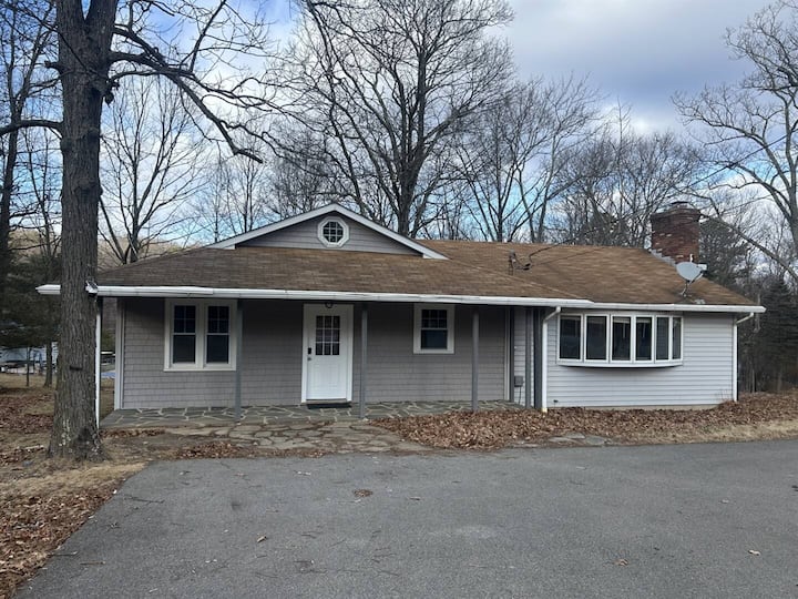 Spacious Camelback Retreat W/ Fireplace - Tannersville