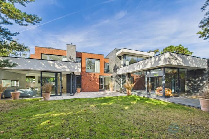 Stunning Luxury 6-br House With Pool & Sauna - 