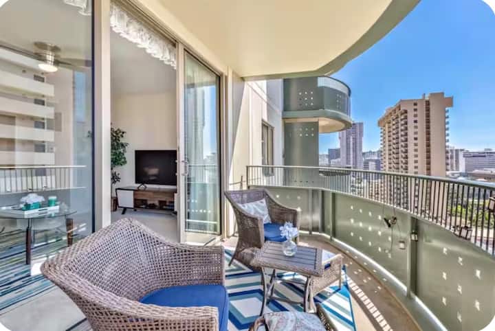 Waikiki Luxury Ocean View Condo, W/d Free Parking - Honolulu