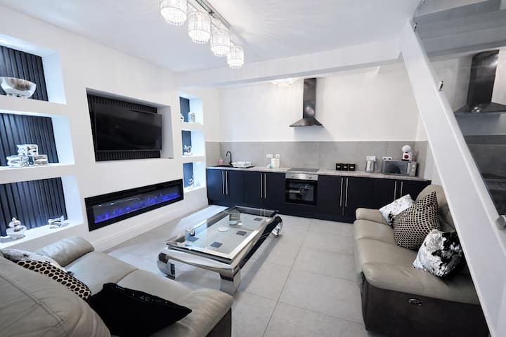 5 Bed Family Home In Treharris | Sleeps 11 - Merthyr Tydfil