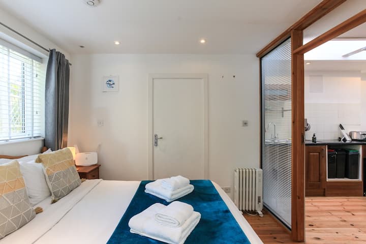 Quiet One-bedroom Apartment With Parking - Bath