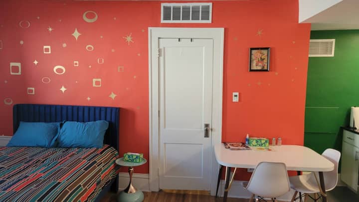 Retro Studio In Historic Building Downtown - Des Moines, IA