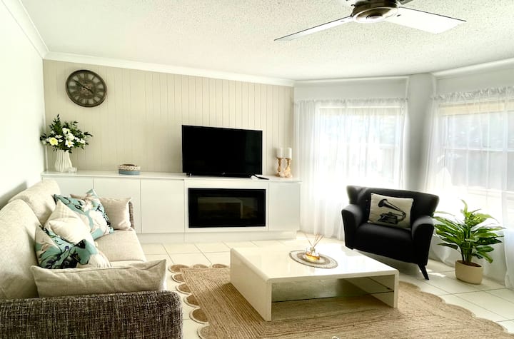 Coastal Beachfront Stay With Pool & Views - Hervey Bay