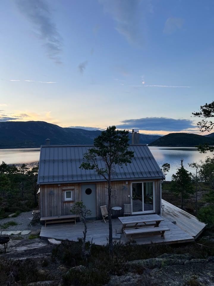 Liten, Koselig Hytte Midt I Naturen - Norja