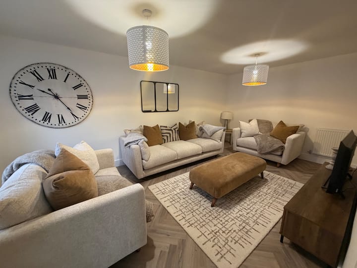 Stunning 4 Bed Home Nr Cardiff Airport W/ Parking - Barry