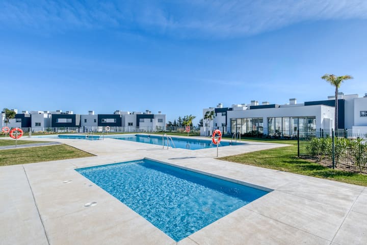Luxury Coastal Apartment Sea Views Pool & Parking - Estepona