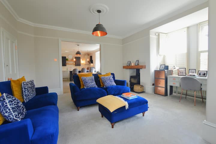 Windsor 1 Bed Flat - Free Parking - Sleeps 4 - 슬라우