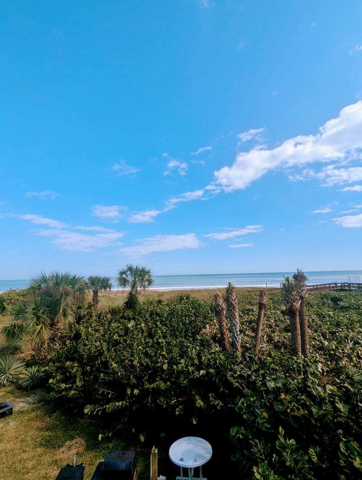 Oceanfront Escape! Quiet Mornings & Endless Views. - Cocoa Beach, FL