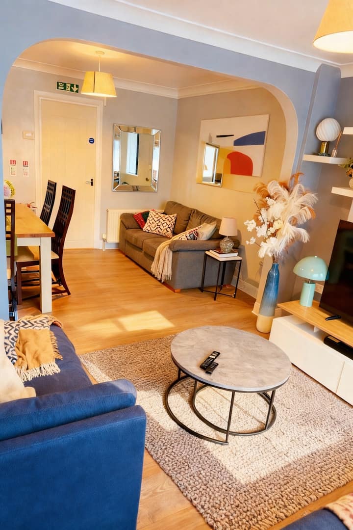 3 Bed House, Sleeps 5, 8 Mins To Harold Wood Stn - Romford