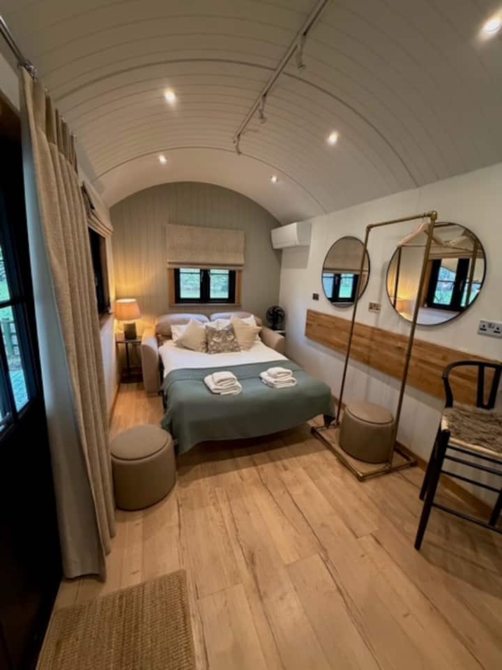 Cosy Shepherd’s Hut With Kitchen & Bathroom - Altrincham