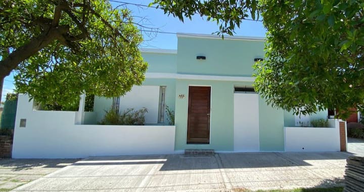 Casa Para 4/5 Per Con Entrada De Auto Y Parrilla - Miramar