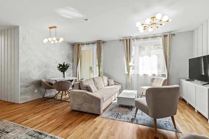 3br Sleeps 8 | Balcony | Near U1 - Aeropuerto de Viena-Schwechat (VIE)