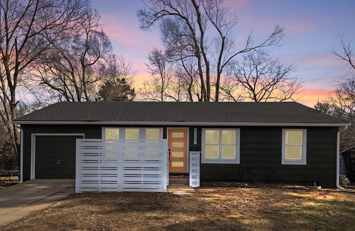 Colorful Cozy 3 Bed Overland Park | Fenced Yard - Overland Park, KS