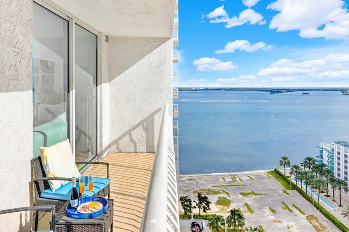 Brickell Condo W Pool, Gym, Balcony & Parking - Miami
