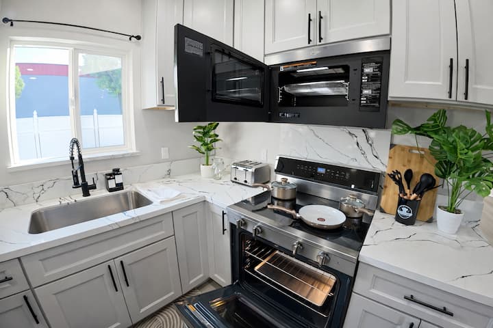 Brand New Entire Home Family Friendly In Fullerton - Fullerton, CA