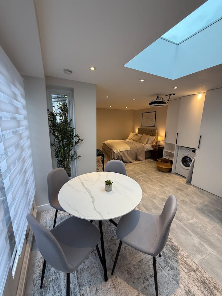 The Skylight Annexe - 2 Mins To Boston Manor Tube - London