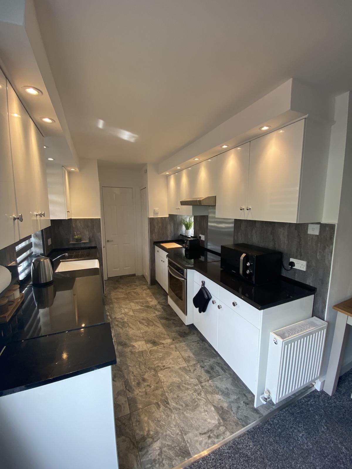 Bright 3 Bed Apartment With Terrace, Free Parking - Flats for Rent in ...