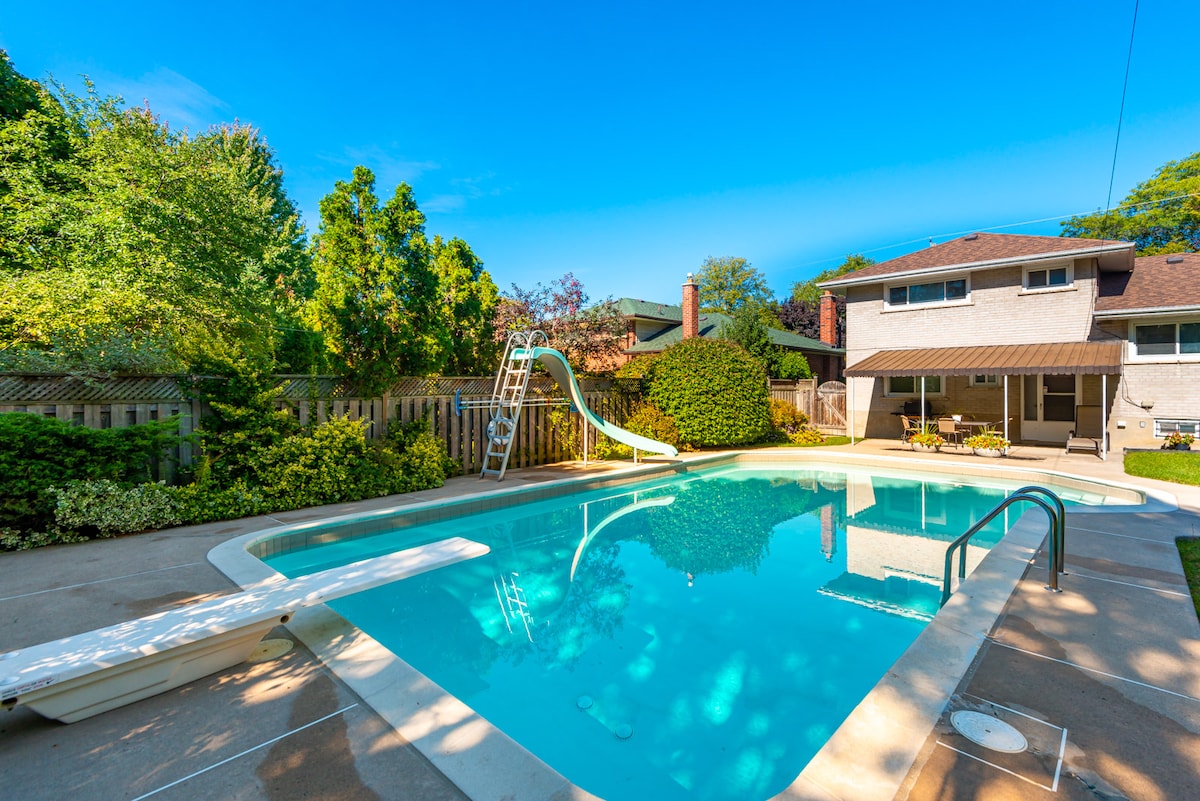 One Piece Themed Home Toronto Swimming Pool - Houses for Rent in ...