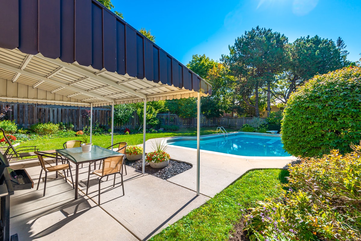 One Piece Themed Home Toronto Swimming Pool - Houses for Rent in ...