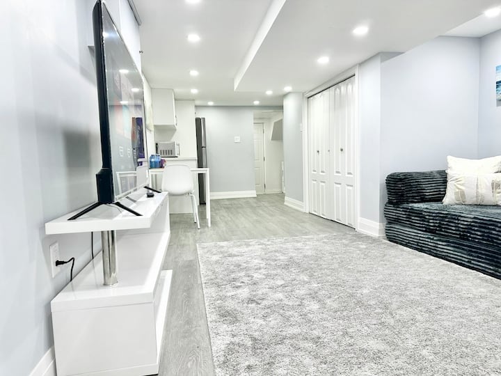 Modern Private Guest Suite • Sleeps 5 • 1 Parking - Toronto