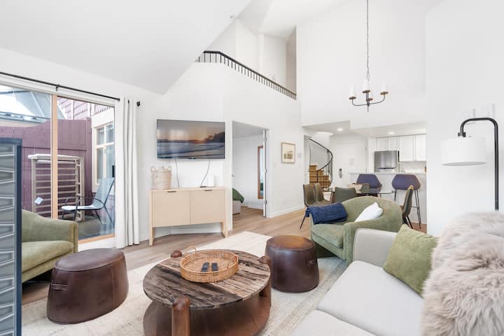 Whistler Village Views - 3 Bedroom - 휘슬러