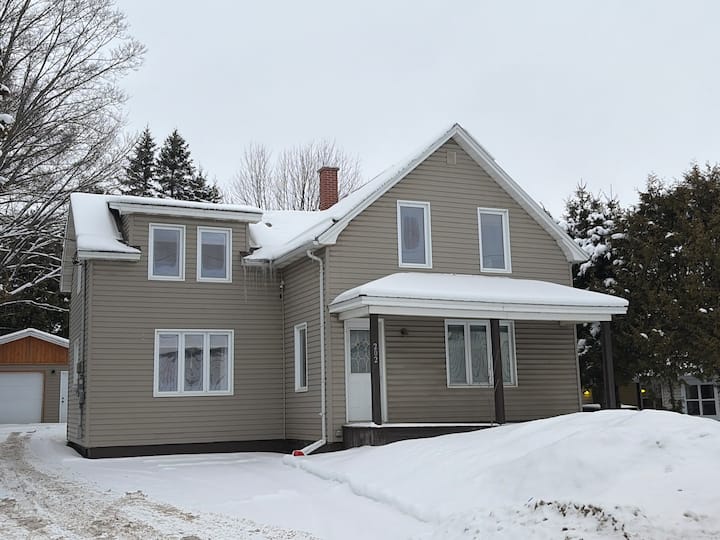Trailside Retreat - 3 Bedroom Home + Garage - Grand Falls