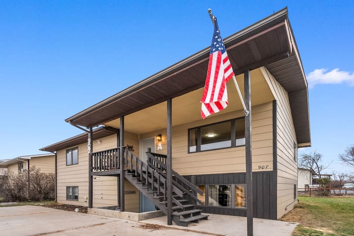 Entire Duplex | 4br | Sleeps 12 | Near Bzn Airport - Bozeman, MT
