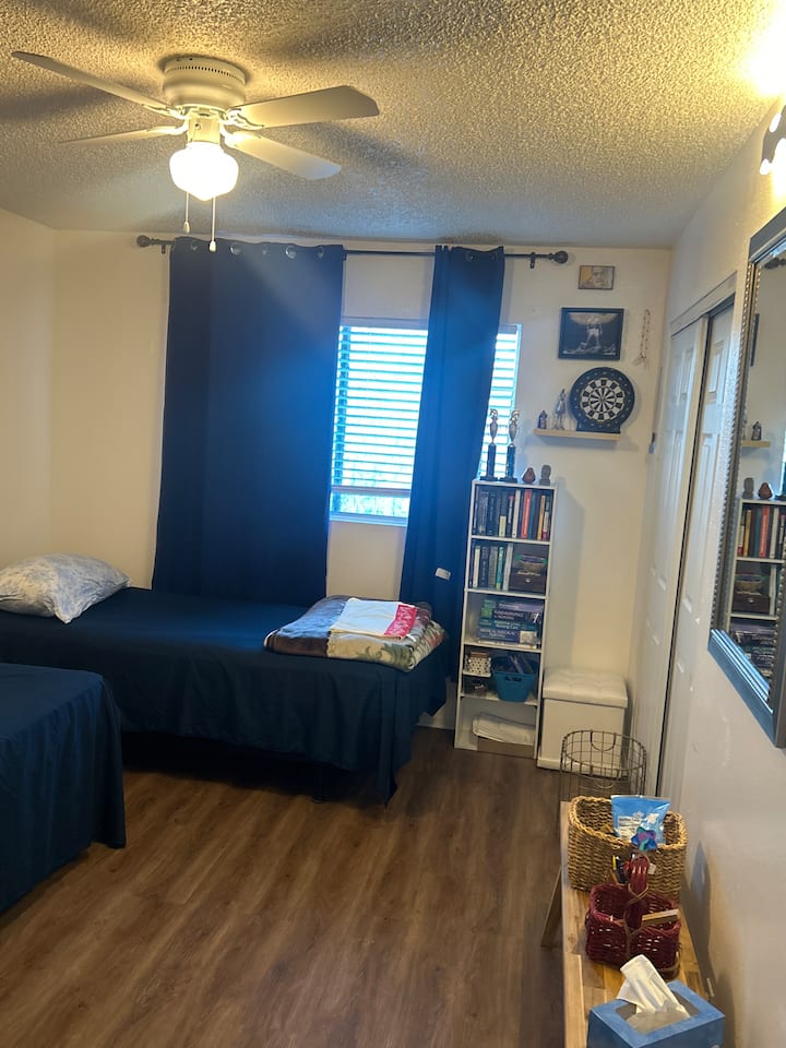 2 Beds & Serve Self Kitchen - Oakland, CA