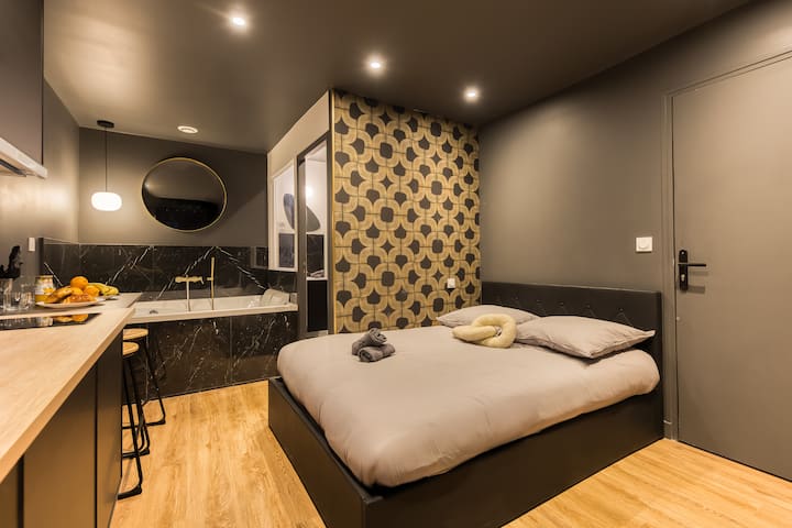 Jacuzzi Love Noir Intense - Rer C 8mn - Paris 25mn - Sainte-Geneviève-des-Bois