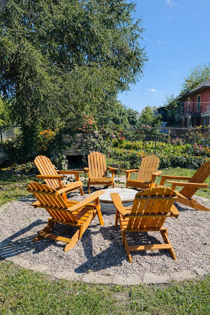 Sleeps 16 | Two Townhomes Near Downtown | Yard - Dearborn, MI