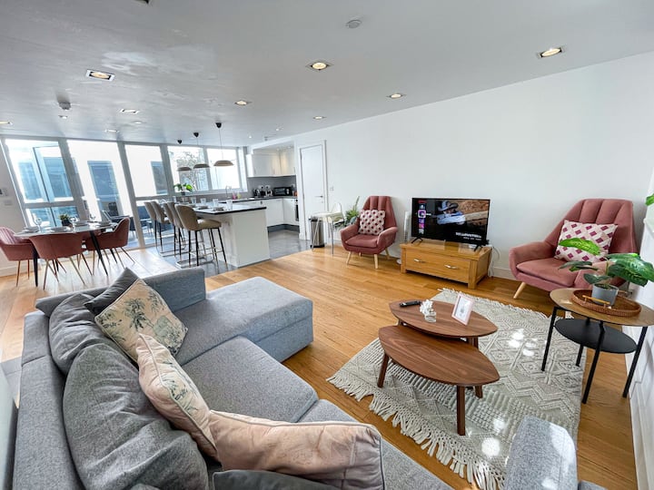 3-bdr Holloway Flat W/ Patio Near Emirates Stadium - London