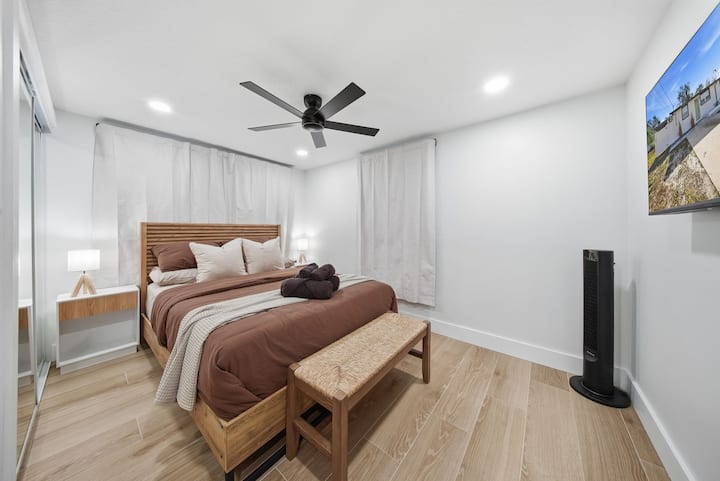 Home In St. Petersburg Sunny Side Stay - Pinellas Park, FL