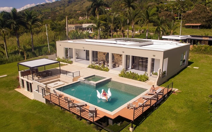 Villa With Pool, Jacuzzi, And Nature - Copacabana