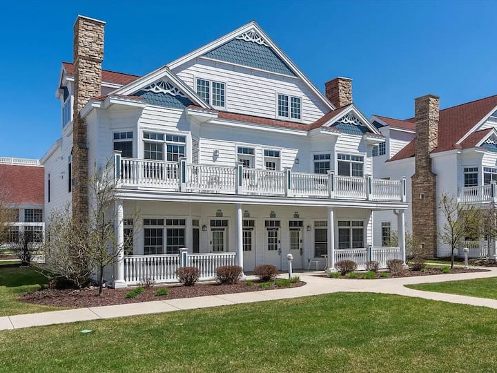 A Glorious Getaway Sheboygan - Lux Lake Condo - South Shore Beach, WI