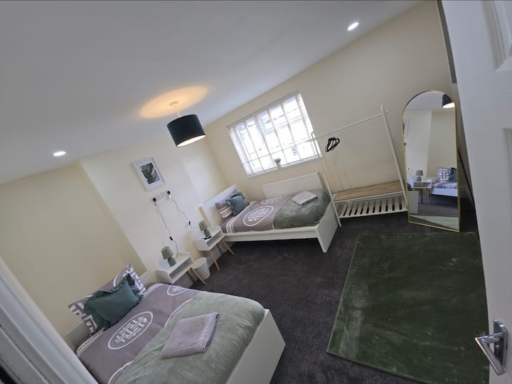 Luxury 6-bed House Near Birmingham - Warwickshire