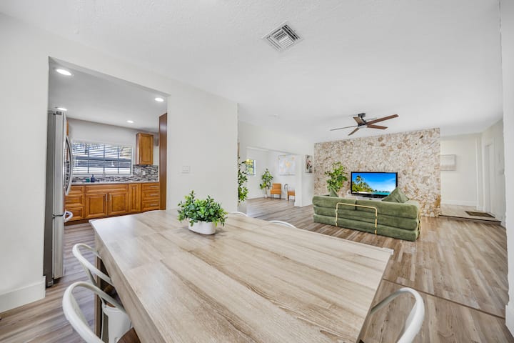 Spacious Miramar Oasis • 7 Beds • Near Stadium - Miramar, FL